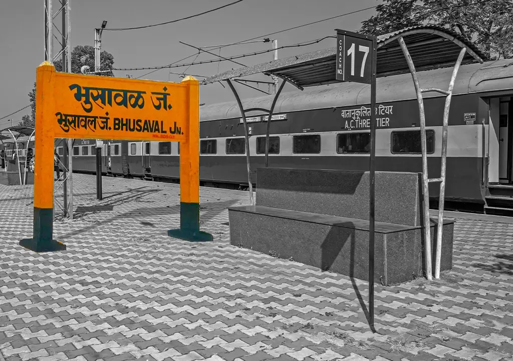 How to get delicious meals on train at the Bhusaval Train Station?