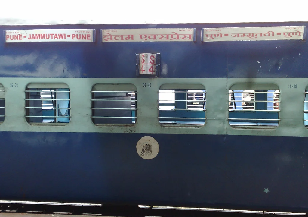 11078 Jhelum Express mein apni seat par Jhelum river ke nazaare aur ...